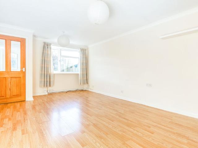 2 bedroom house to rent Beech Road, Horsham, RH12