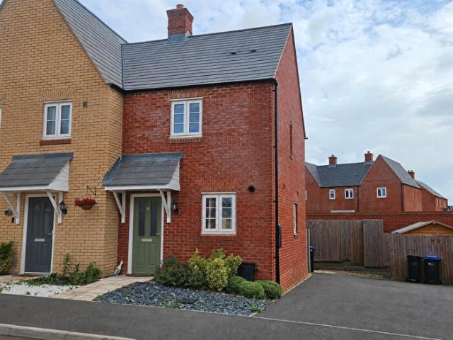 2 Bedroom House To Rent In Cheny Street, Towcester, NN12