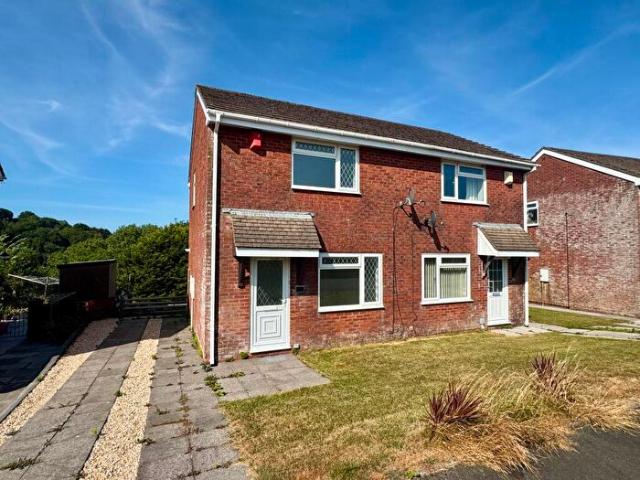 2 Bedroom House To Rent In Llwyn Meredith, Carmarthen, SA31