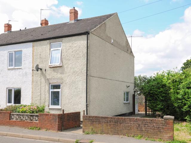 2 bedroom house to rent in manor road brimington s43