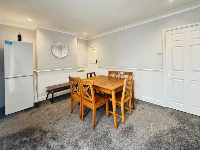 2 bedroom house to rent Preston Gardens, Luton, Bedfordshire, LU2