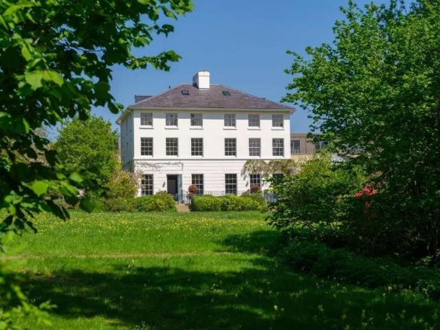 2 Bedroom House Tonbridge Hildenborough LS102596722