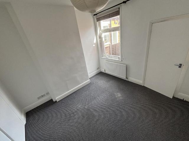 2 bedroom house terraced to rent