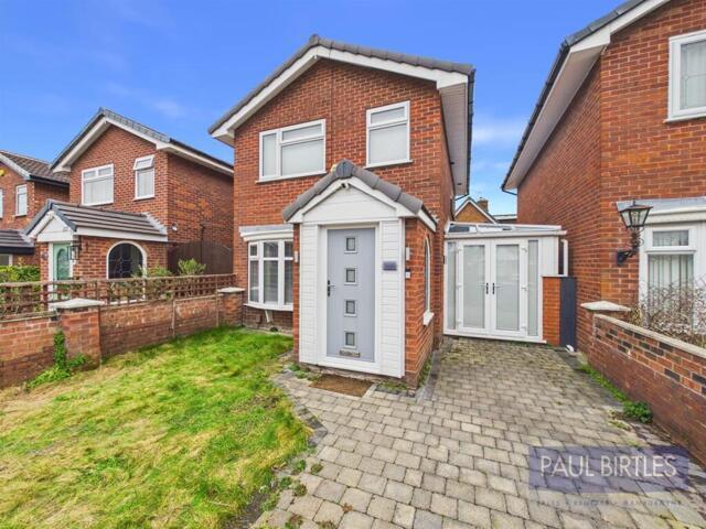2 Bedroom House Trafford Trafford 99895625