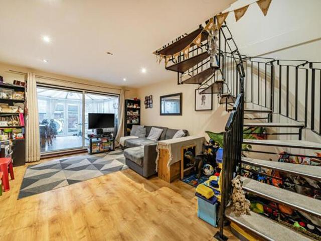 2 Bedroom House Uxbridge Great London LS100786610