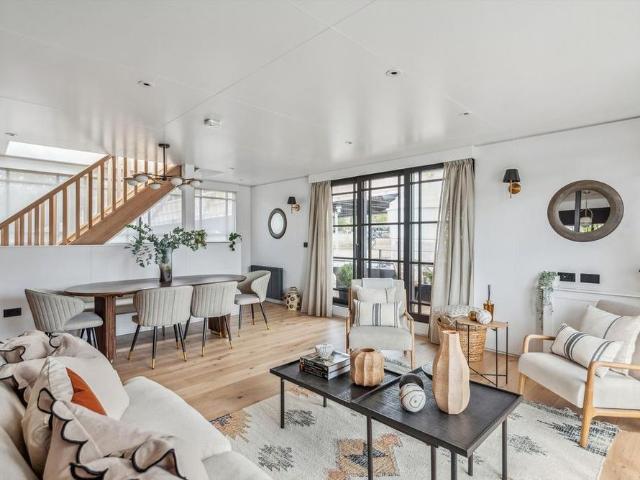 2 bedroom houseboat to rent