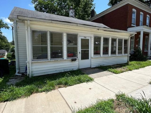 2 Bedroom Home for Rent at 718 S Church St, Belleville, IL 62220 Belleville