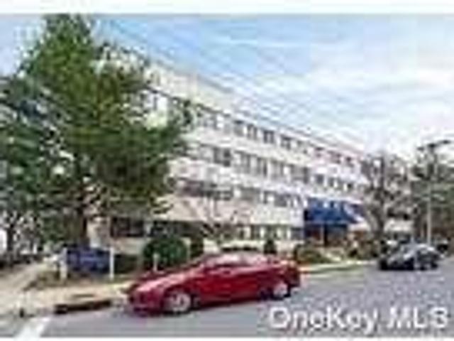 2 bedroom in Mineola New York 11501