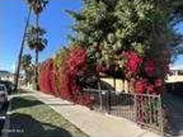 2 bedroom in Tarzana California 91356