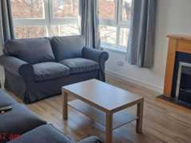 2 Bedroom Lochend Flat