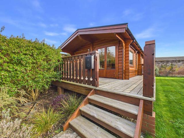 2 Bedroom Lodge Character Property