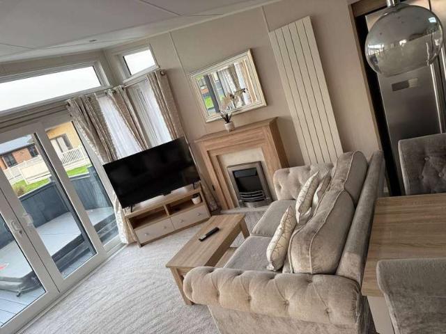 2 Bedroom Lodge Character Property