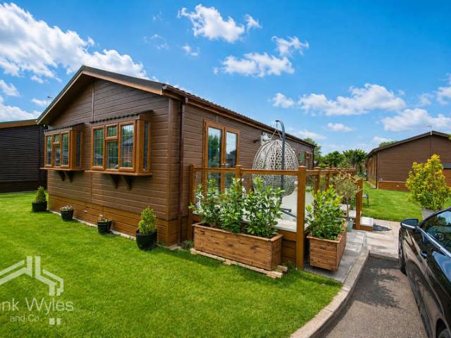 2 Bedroom Lodge Character Property
