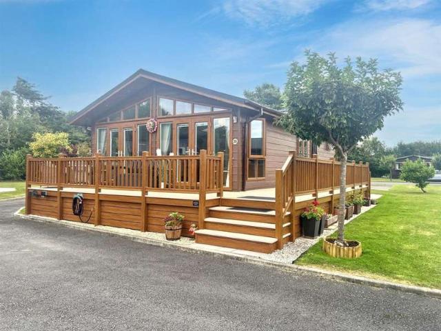 2 Bedroom Lodge Character Property