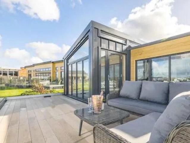 2 Bedroom Lodge For Rent In Windsor, Berkshire