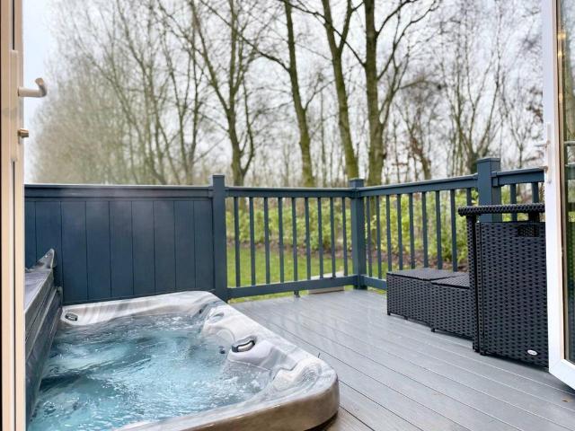 2 bedroom lodge for sale