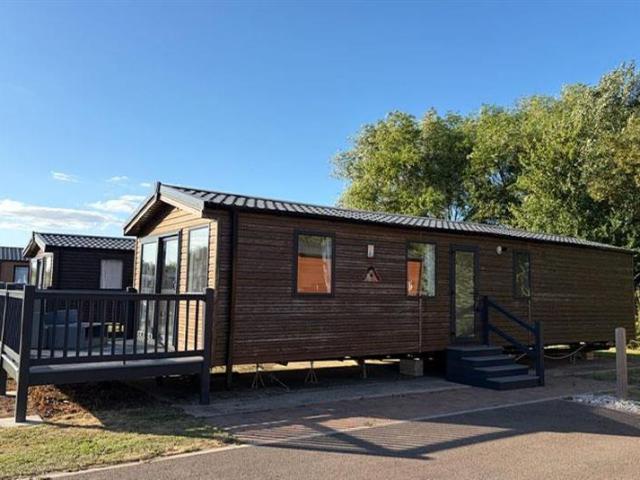2 bedroom lodge for sale