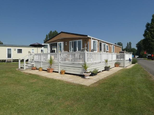 2 bedroom lodge for sale