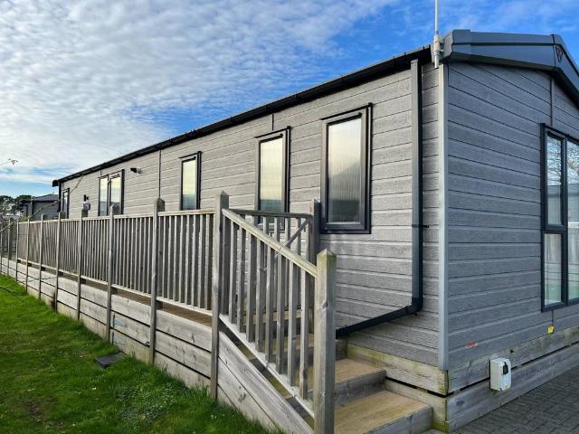 2 bedroom lodge for sale