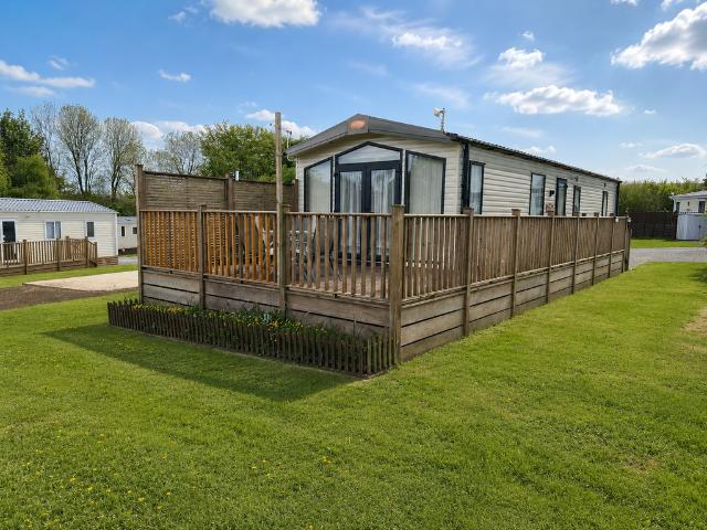 2 bedroom lodge for sale