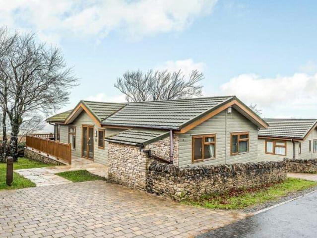 2 bedroom lodge for sale