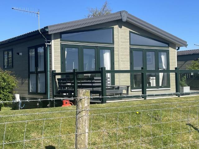 2 bedroom lodge for sale