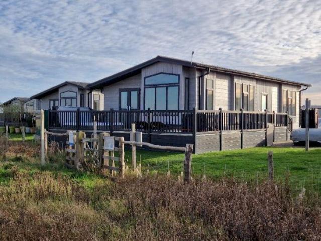 2 bedroom lodge for sale