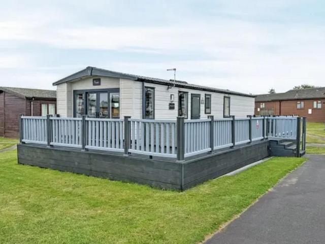 2 bedroom lodge for sale
