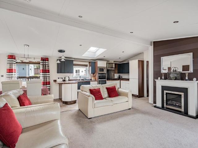 2 bedroom lodge for sale