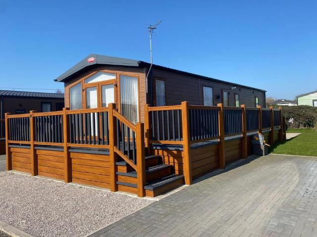 2 bedroom lodge for sale
