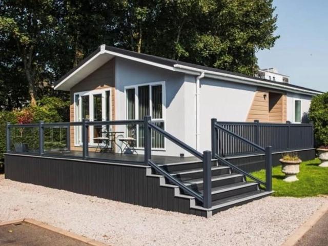 2 bedroom lodge for sale