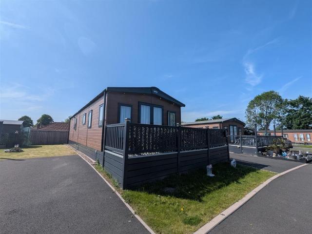 2 bedroom lodge for sale