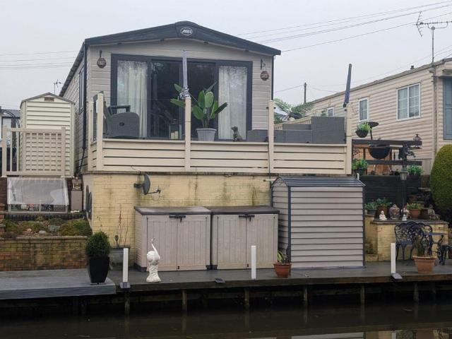 2 bedroom lodge for sale