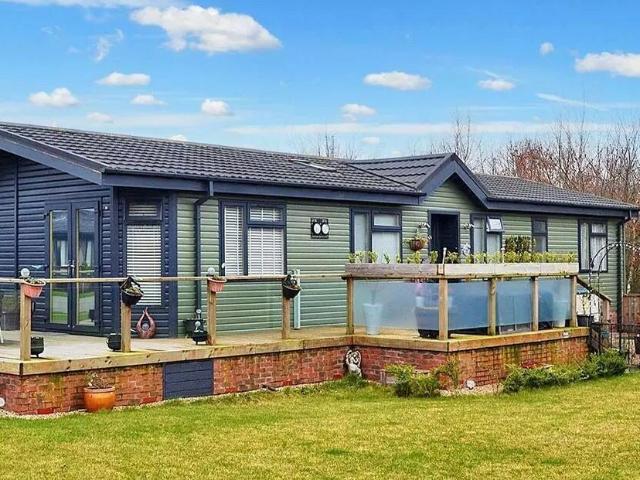2 bedroom lodge for sale