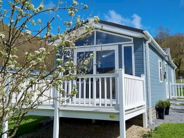 2 bedroom lodge for sale