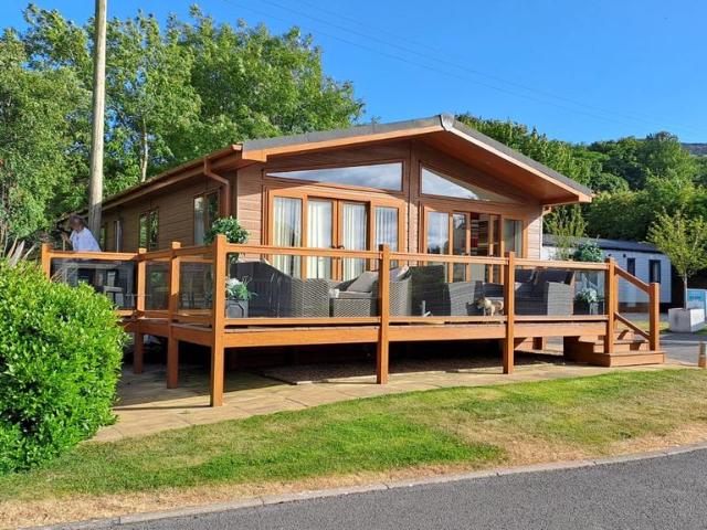 2 bedroom lodge for sale