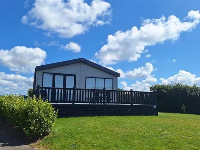 2 bedroom lodge for sale