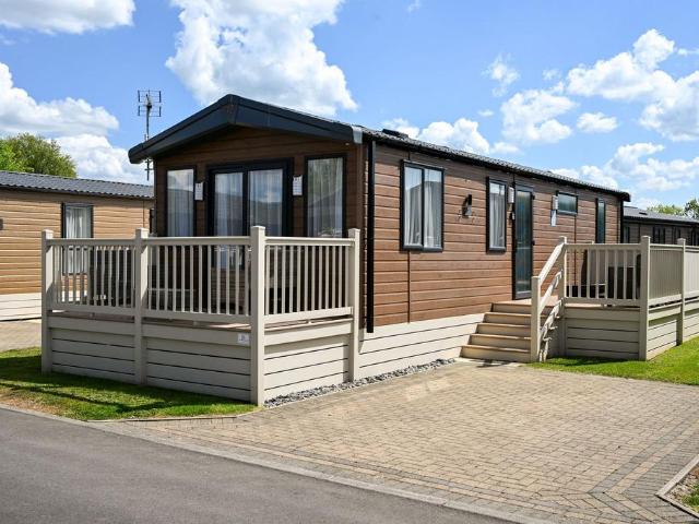 2 bedroom lodge for sale