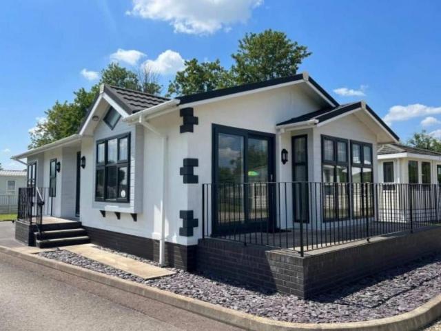 2 bedroom lodge for sale
