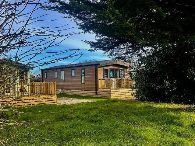 2 bedroom lodge for sale
