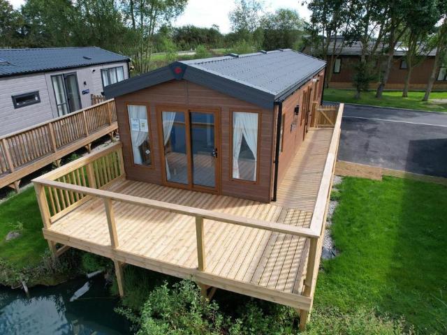 2 bedroom lodge for sale