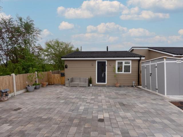 2 bedroom lodge for sale