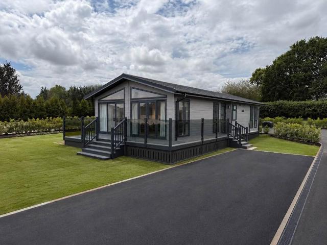 2 bedroom lodge for sale