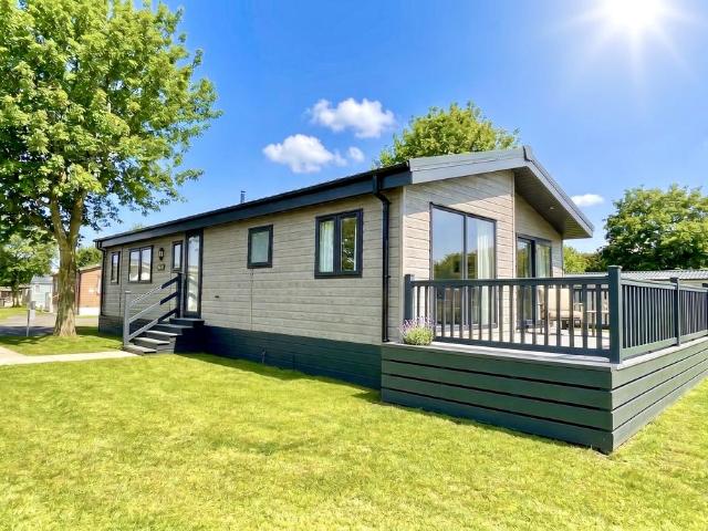 2 bedroom lodge for sale