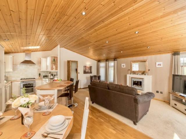 2 bedroom lodge for sale