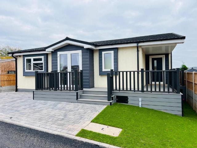 2 bedroom lodge for sale