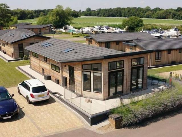 2 bedroom lodge for sale