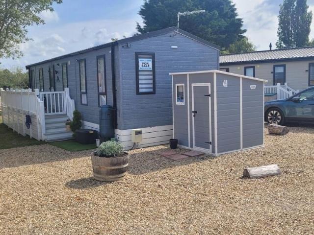 2 bedroom lodge for sale