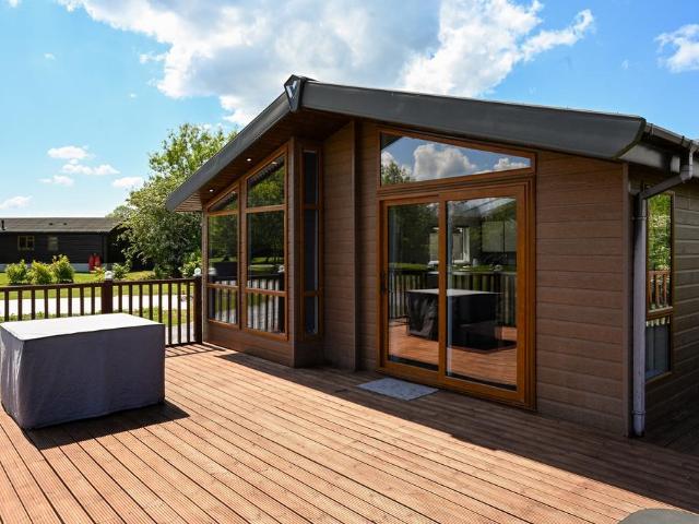 2 bedroom lodge for sale