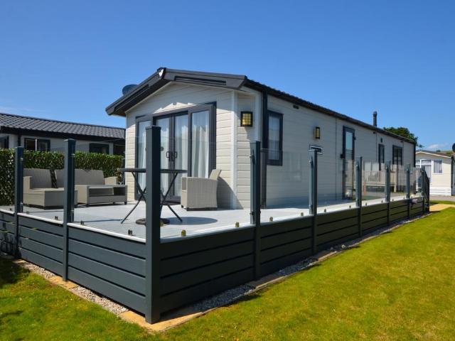 2 bedroom lodge for sale